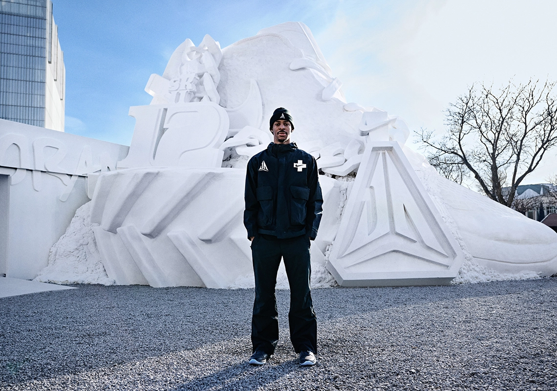 La Nike Ja 1 « Midnight » se pare de cristaux Swarovski